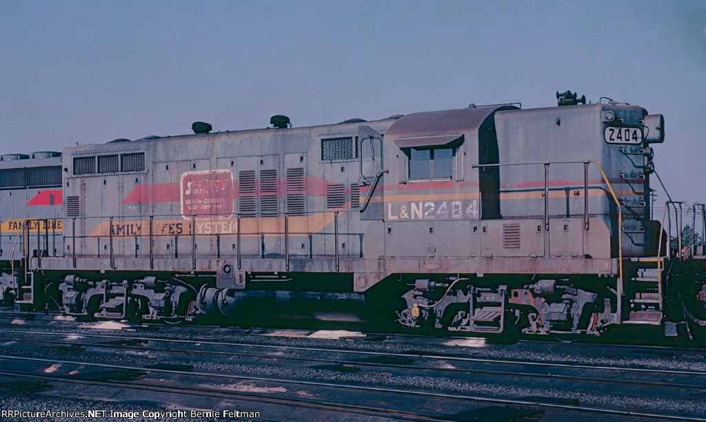 Louisville & Nashville GP9 #2404 in the Tilford Yard Service Center